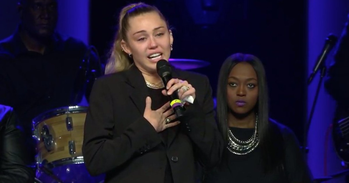 Miley Cyrus got so emotional at 'Voice' alum Janice Freeman's memorial ...