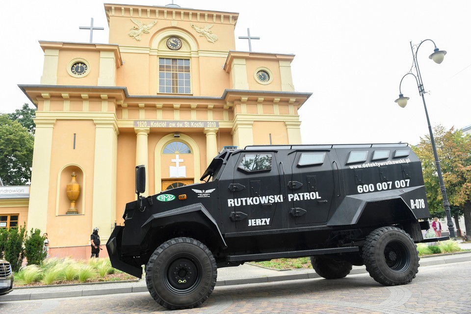 Krzysztof Rutkowski poświęcił... samochody. Towarzyszył mu Marcin ...