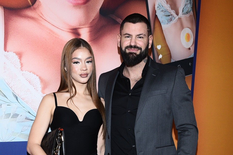 Wojciech Gola na ściance z 19-letnią Sofi. To nie było ich pierwsze wyjście - Plejada.pl