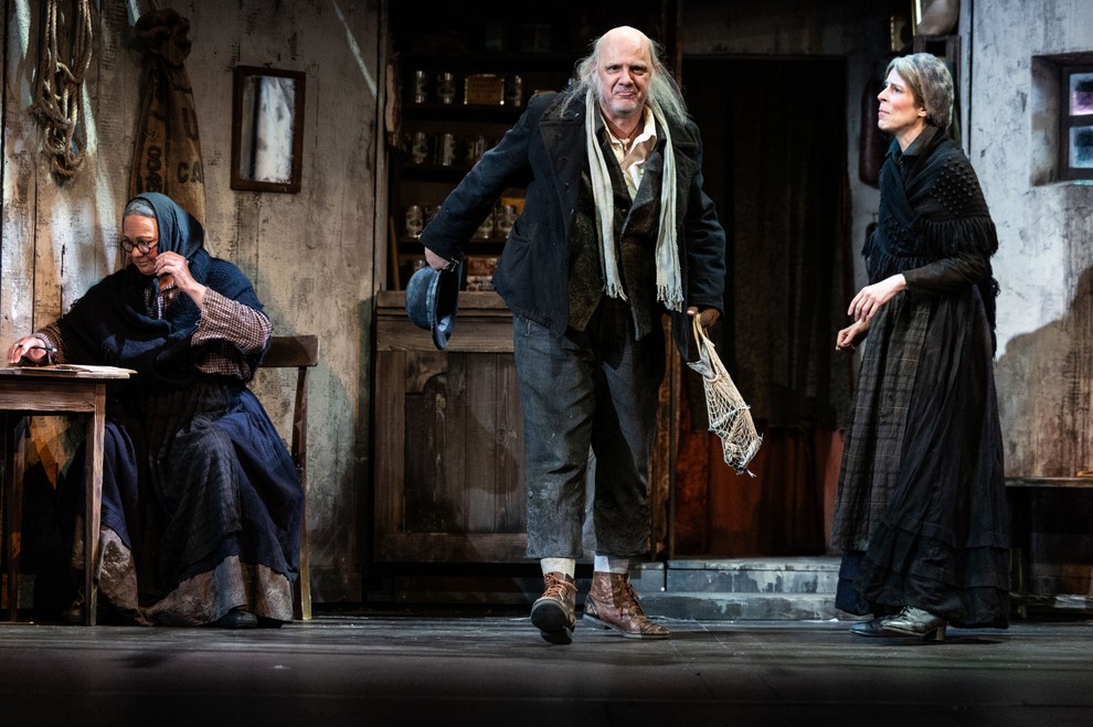 Órákon át mereven kell játszania a Centrál Színház sztárjának - Blikk