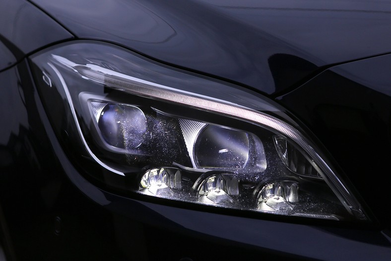 Multibeam LED – inteligentny system świateł drogowych w Mercedes CLS. Test
