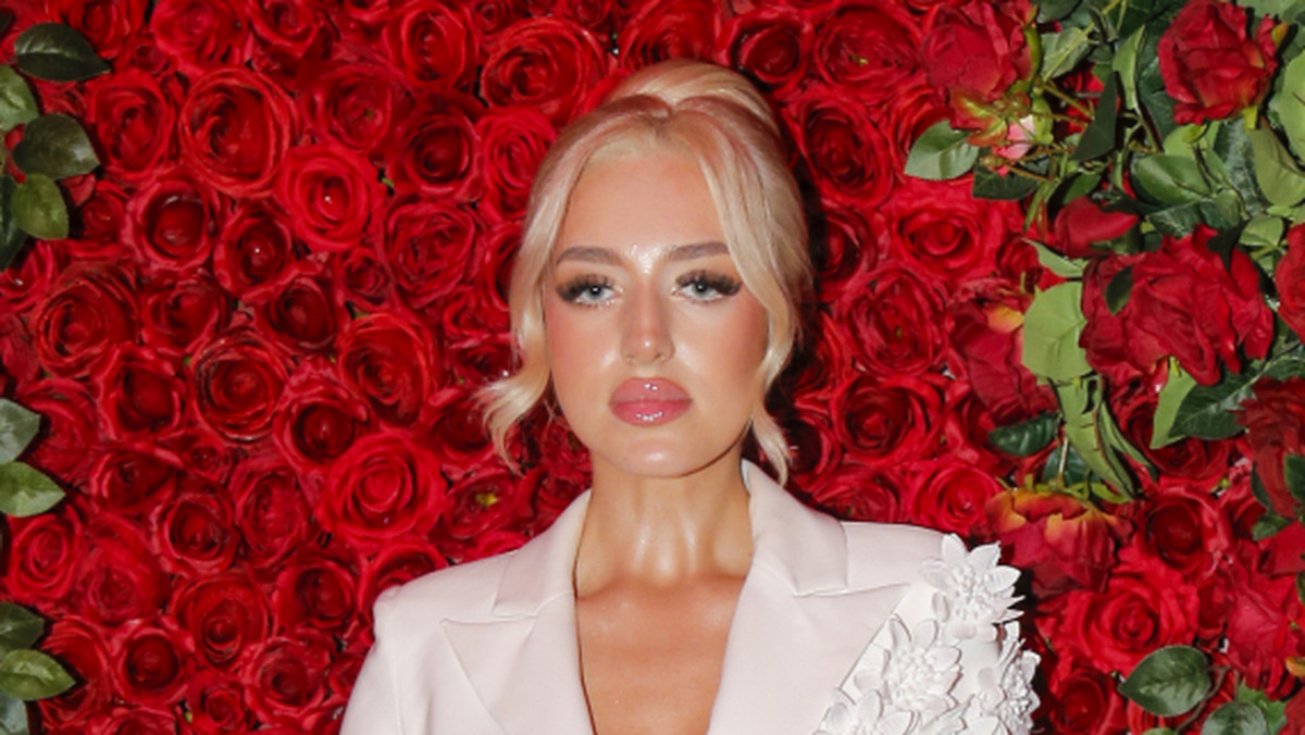 Caroline Derpienski publikuje zdjęcia na tle sądu. "Precedensowa sprawa ...