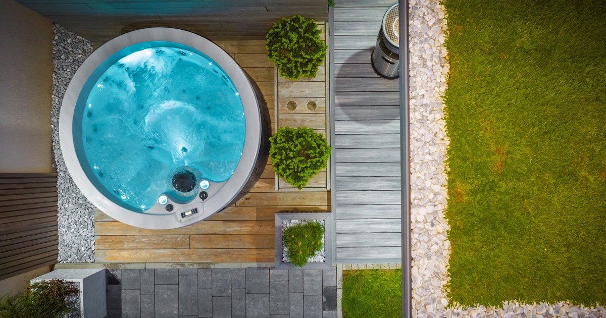 Luksusowe spa na tarasie. To pompowane jacuzzi robi intensywny ...
