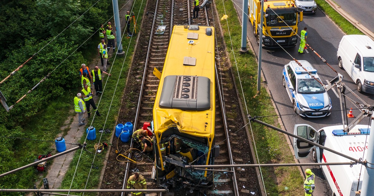 Wypadek w Bytomiu. Autobus znalazł się na trakcji tramwajowej