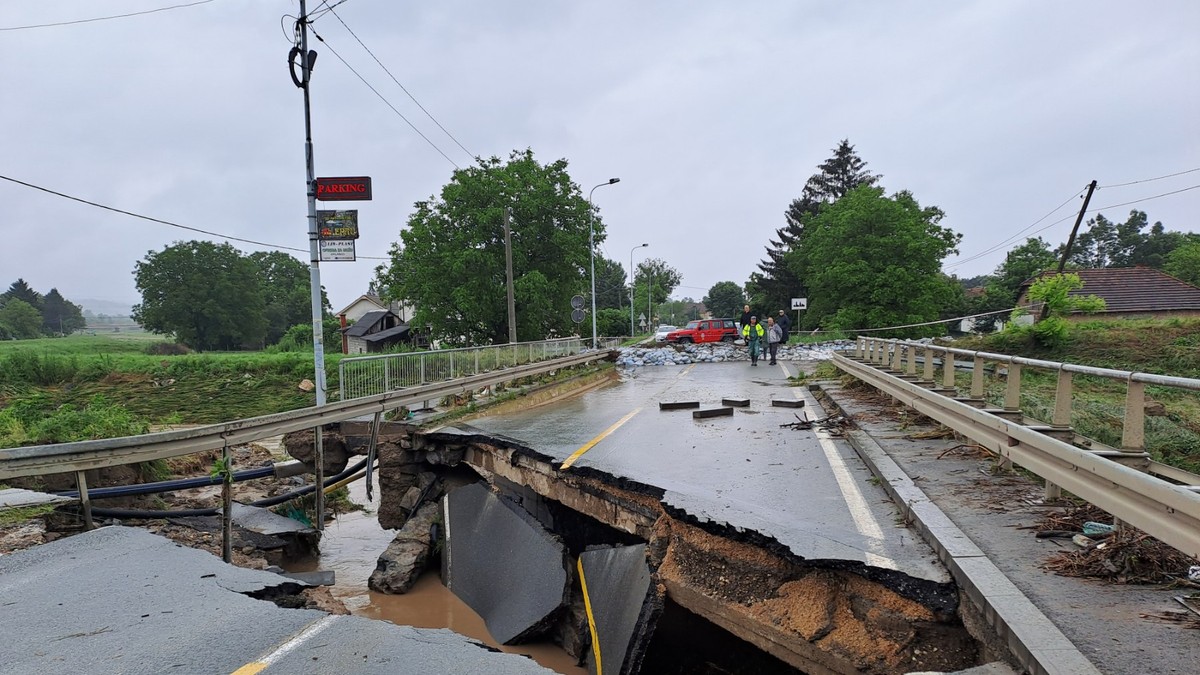 Poplave u Srbiji: U Kraljevu kritično, voda odnela most u Adranima - Blic
