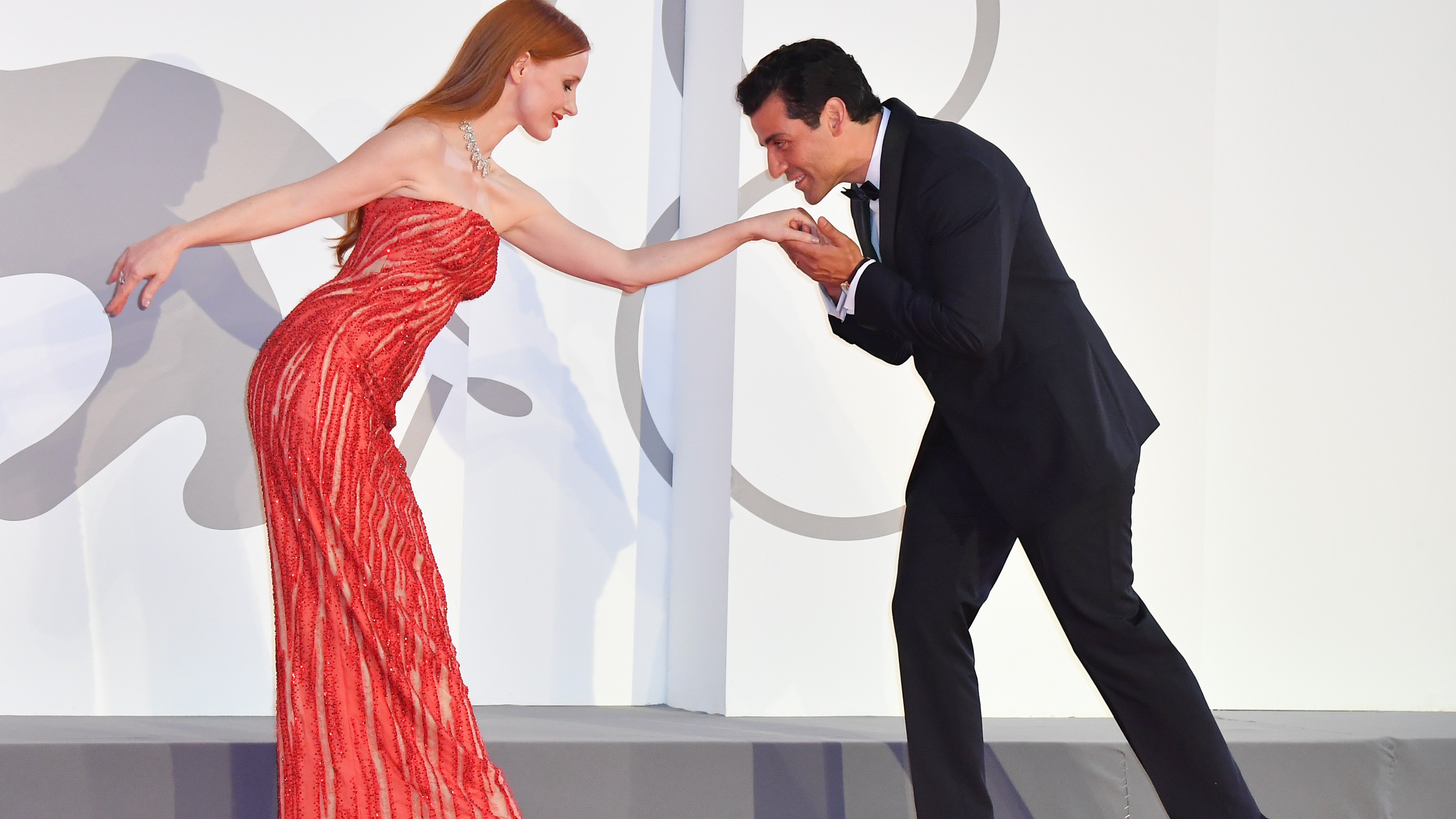 Találj valakit, aki úgy néz rád, mint Oscar Isaac Jessica Chastain-re ... Találj valakit, aki úgy néz rád, mint Oscar Isaac Jessica Chastain-re ...