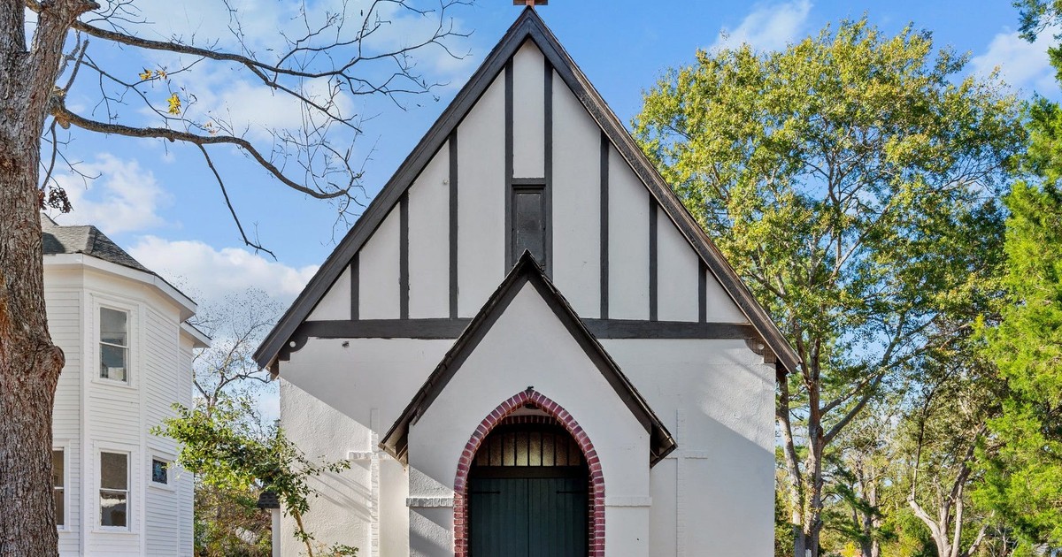 A North Carolina couple renovated a crumbling 118-year-old manor with ...
