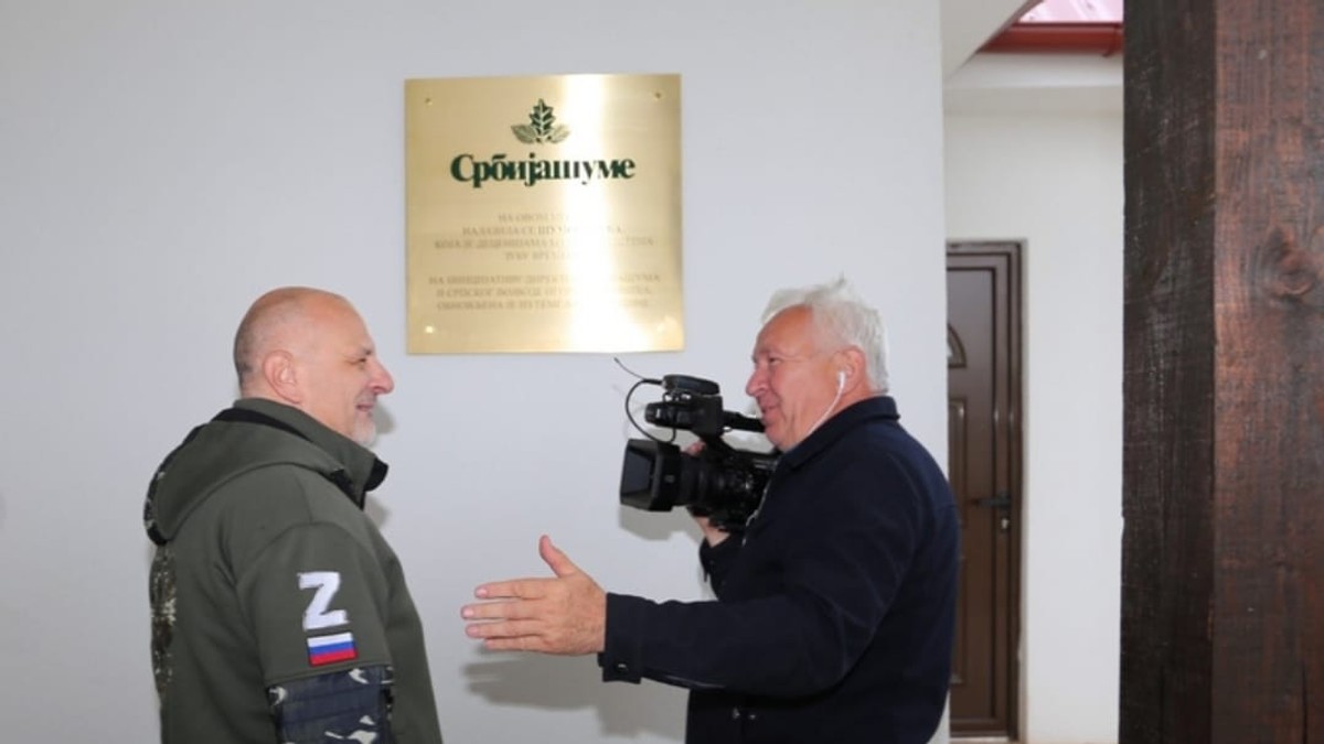 Direktor "Srbijašume" na Ravnoj Gori u jakni s ruskom zastavom i slovom Z - Blic