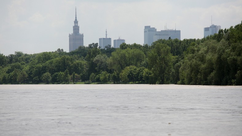 Warszawa: Wisła zaczęła opadać; pękł wał w Zakrzewie - Wiadomości