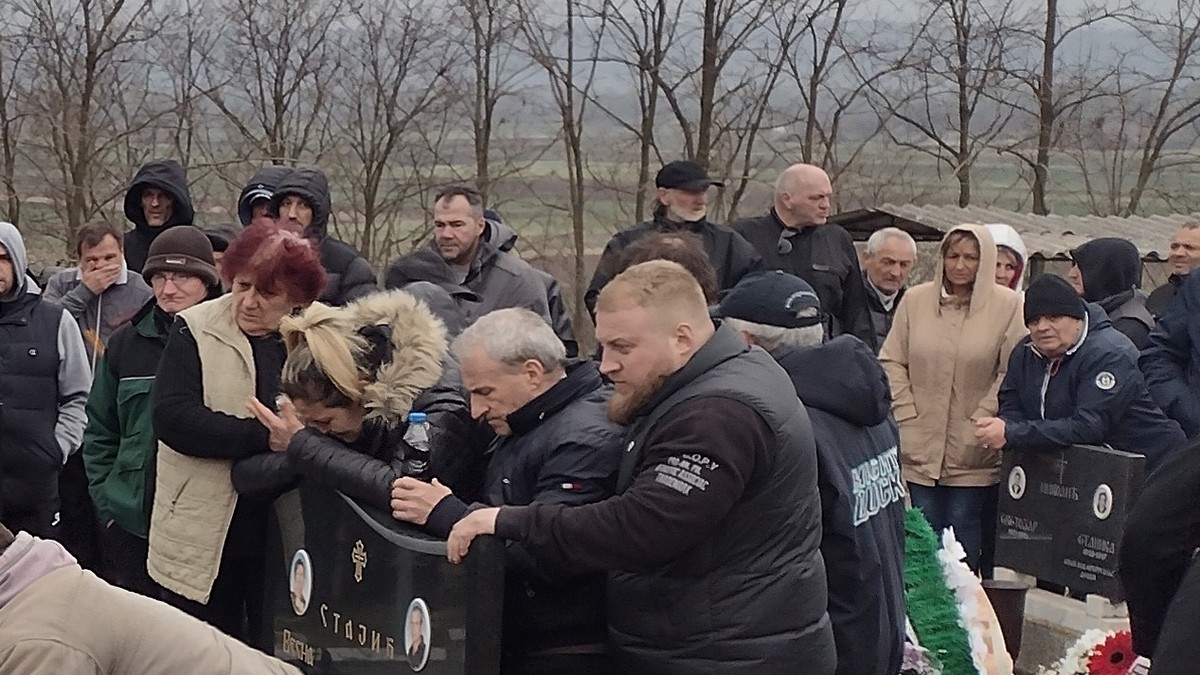 POTRESNE SCENE NA SAHRANI STRADALOG RUDARA BOJANA Pre 40 dana postao otac, danas sahranjen pored ...
