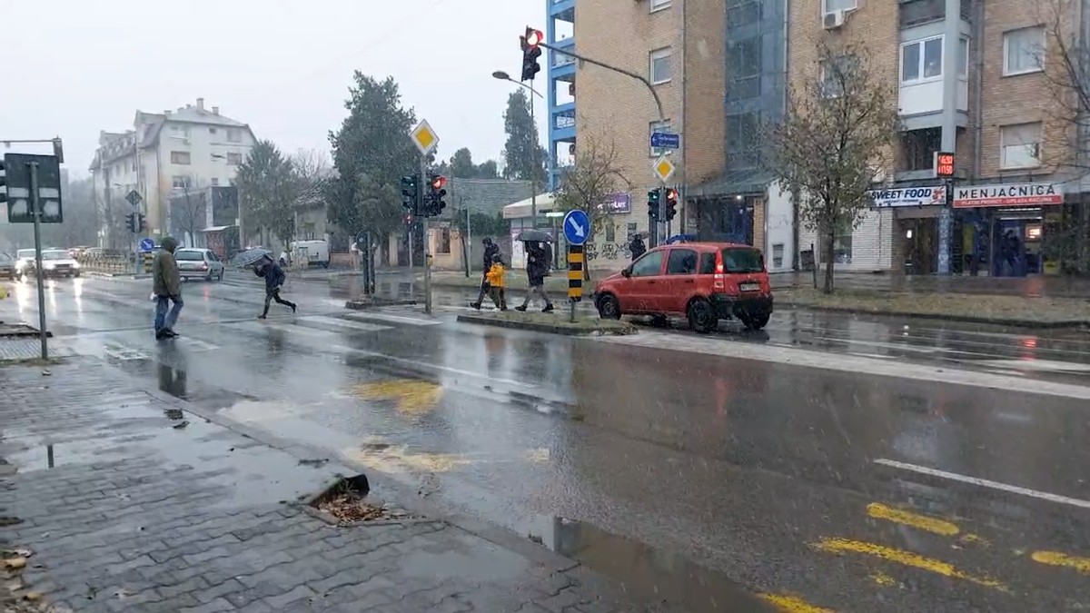 Bahati vozač u Novom Sadu parkirao auto nasred ulice, pa "skoknuo" do prodavnice - Blic
