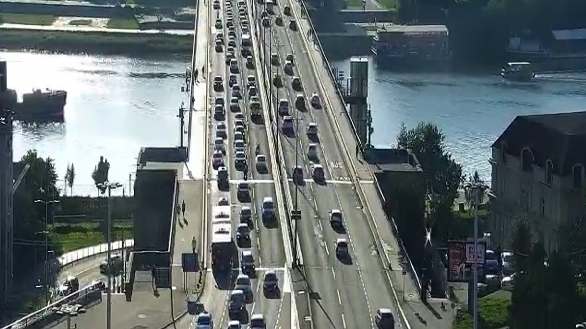 DRAMA NA BRANKOVOM MOSTU! Devojka pretila samoubistvom, policija uspela da je odgovori - Blic