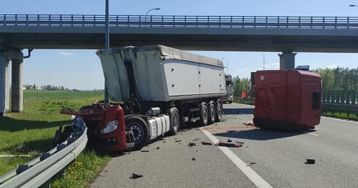 Wypadek na autostradzie A1. Zderzenie ciężarówek. Aż oderwała się kabina...