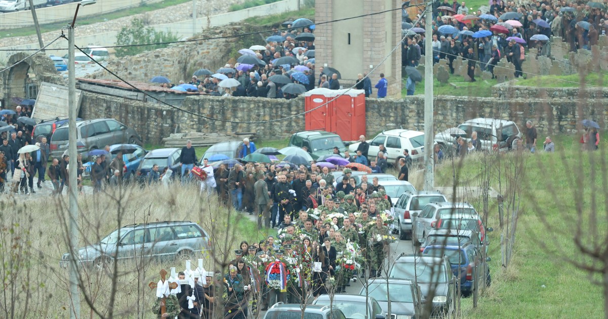 Potresne scene na groblju u Novom Pazaru: Sahranjen Danijel i njegovo troje dece, - Blic