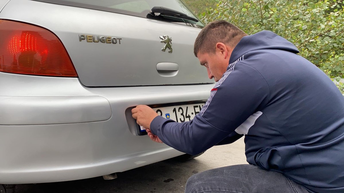 Tablice RKS u Kosovskoj Mitrovici PRELEPLJENE stikerima KM i srpskim ...