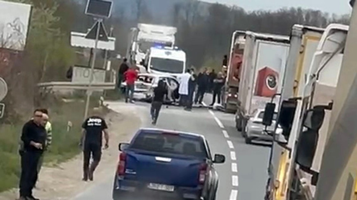 Saobraćajna nesreća kod Kraljeva: Automobil potpuno smrskan - Blic