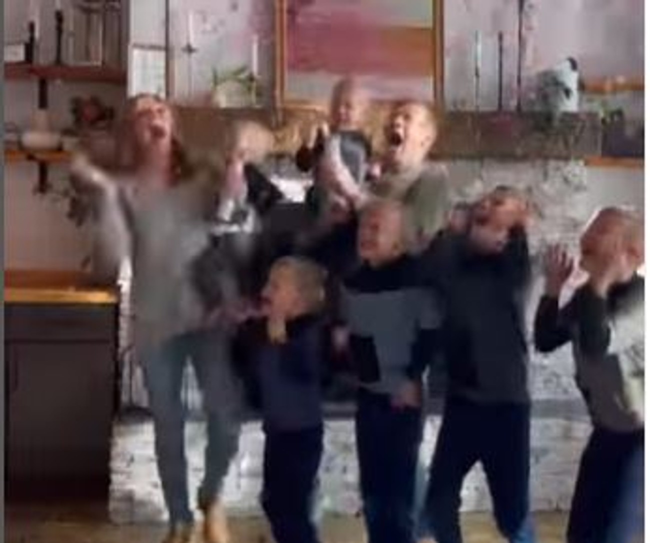 Porodica sa šest sinova postala globalni hit nakon reakcije da očekuju ...