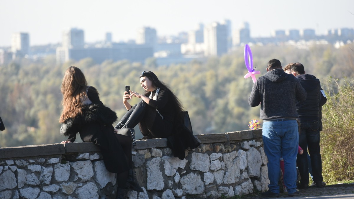 Mladi u Srbiji ostaju u roditeljskom gnezdu i posle tridesete godine - Blic