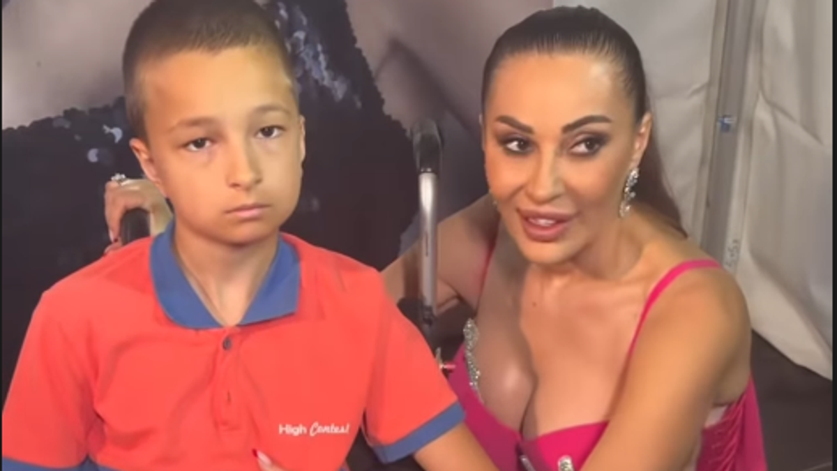 Cecu pred nastup dočekao dečak u kolicima: Ona čučnula pred njim i uradila veliku stvar - Blic