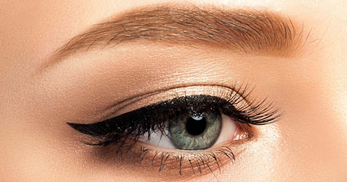 Prosty trik, jak zrobić kreskę na oku. Tym razem wyjdzie - Uroda