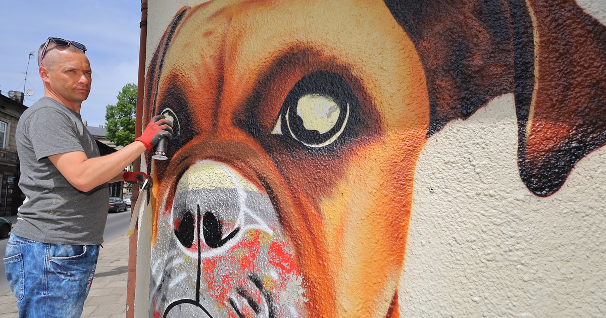 Adam Wirski "Kruk", artysta, autor murali z Pabianic namalował psie anioły