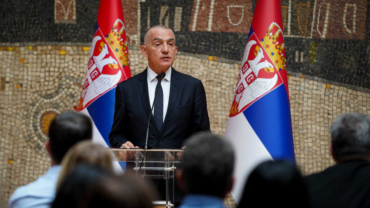 Ministar pravde uručio ugovore korisnicima koji su dobili sredstva od ...