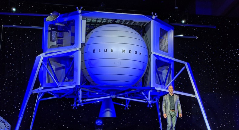 Jeff Bezos just unveiled a giant moon lander that he says will take ...