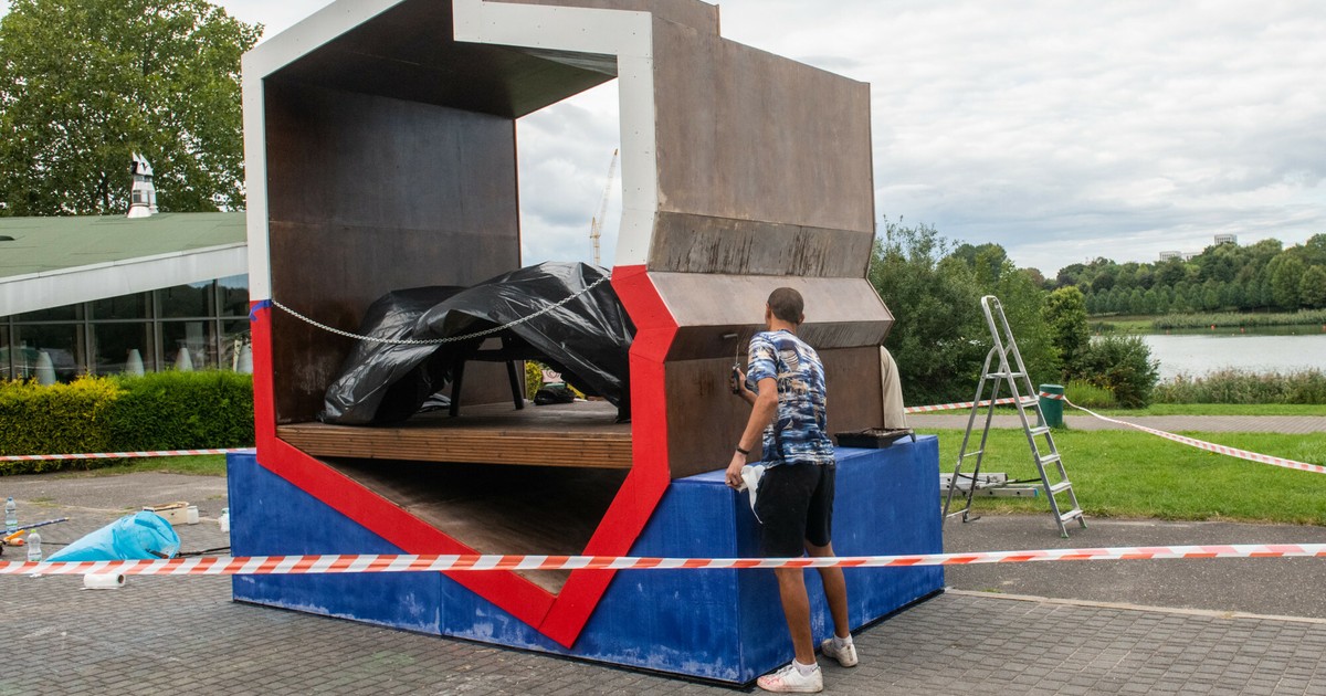 "Patriotyczne ławeczki" za 100 tys. zł niebawem znikną z przestrzeni ...