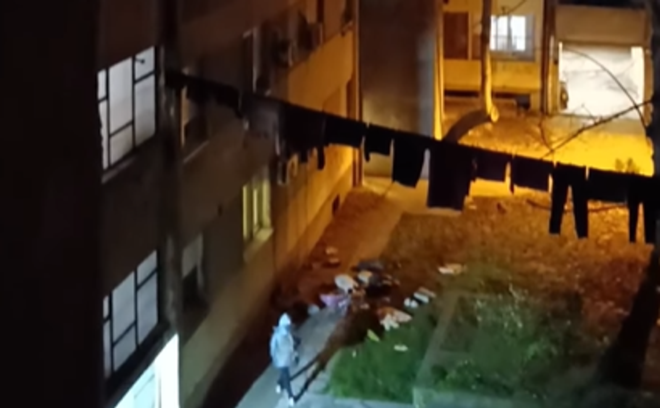 Šok snimak sa Dorćola, žena baca stvari kroz prozor na ulicu - Blic