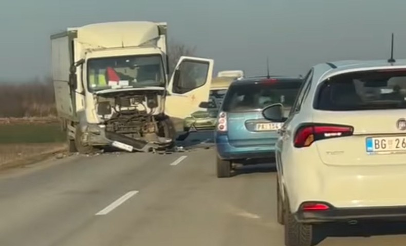 Teška saobraćajna nesreća kod Zrenjanina: Sudarili se kamion i automobil, prednji deo vozila ...