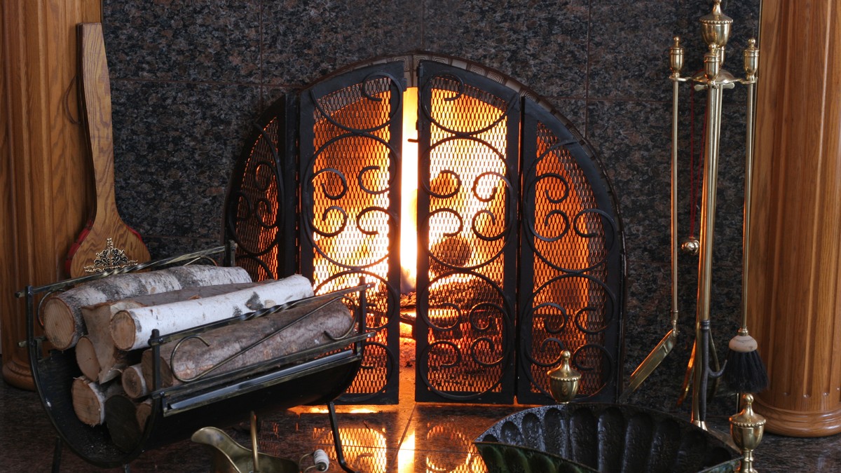 Kandallóval fűtesz? Ezért ne dobd ki soha a keletkezett hamut - Kiskegyed