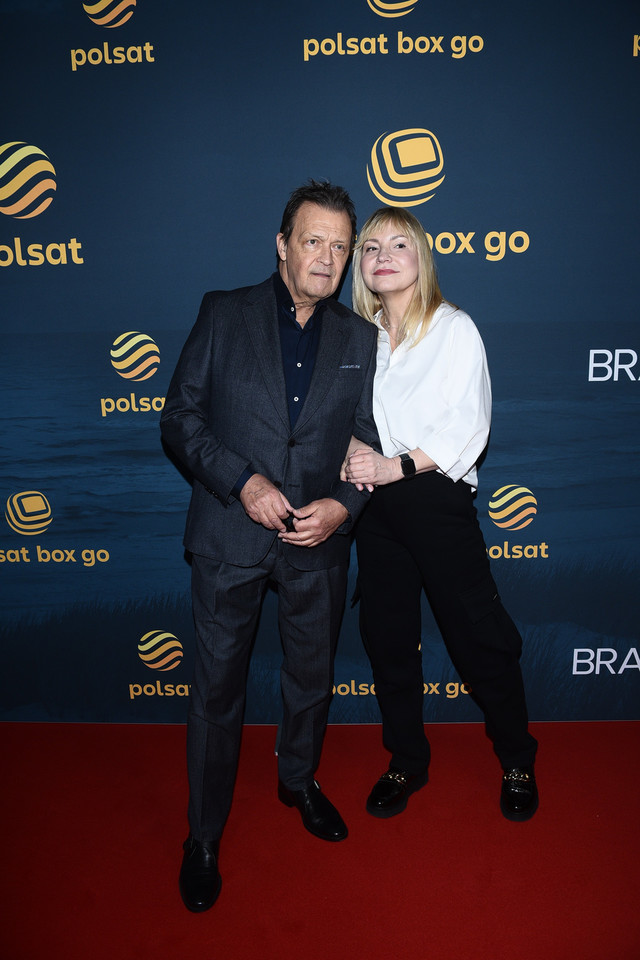 Nikodem Rozbicki cały na biało. Jan Frycz znowu pokazał ukochaną ...