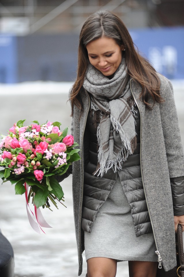 Uśmiechnięta Kinga Rusin w mini - Uroda