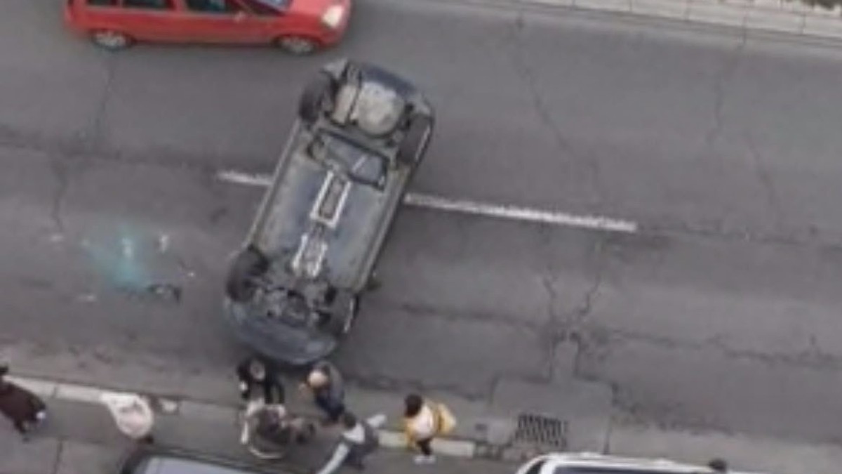 Automobil završio na krovu na Zvezdari, srča i plastika svuda po putu: Na terenu i vatrogasci - Blic