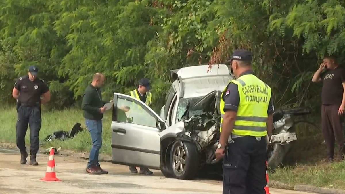 Stravične slike na mestu nesreće kod Mladenovca: Automobil potpuni smrskan, jedna osoba poginula ...