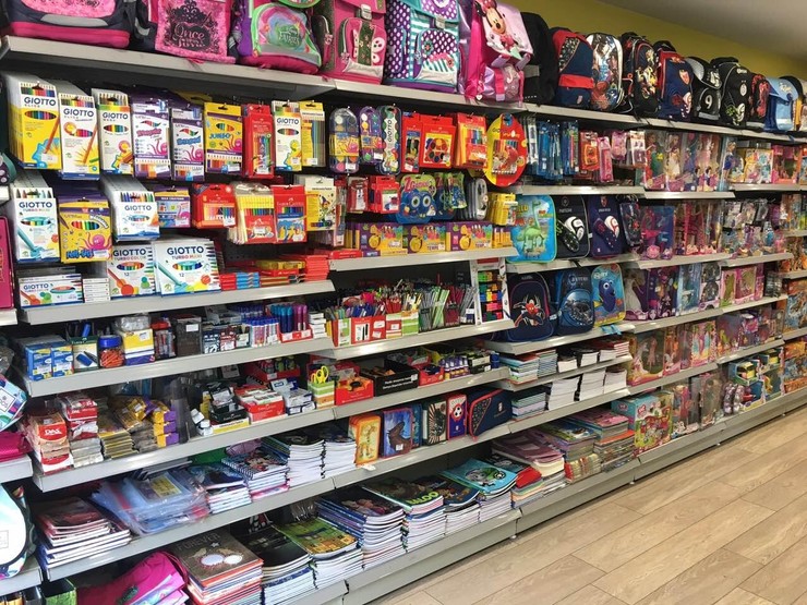 RANČEVI ZA 900, ALI I 13.000 DINARA Školski pribor po knjižarama ...