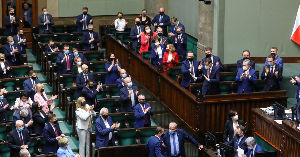 Sondaż po głosowaniu ws. Funduszu Odbudowy. Wyraźnie zyskuje Hołownia ... Sondaż po głosowaniu ws. Funduszu Odbudowy. Wyraźnie zyskuje Hołownia ...