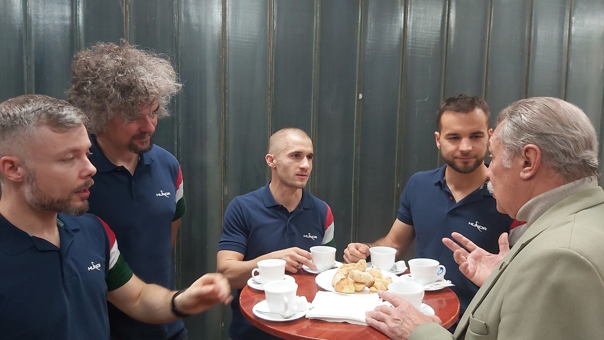 Farkas Bertalan pertut ivott a leendő magyar űrhajósokkal - Blikk