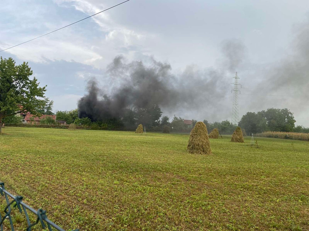 "MISLIO SAM DA JE EKSPLODIRALA GRANATA!" Grom udario u dalekovod u selu ...