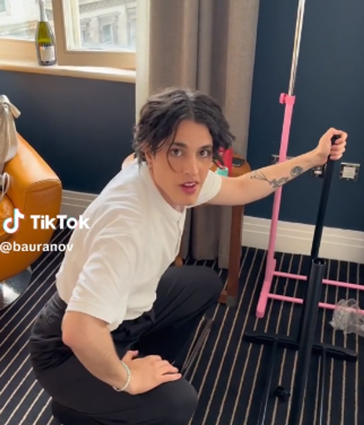 (Video) Ljudi misle da je zvezda, a on i čistačica i spremačica: Luke Black oduševio videom iz ...