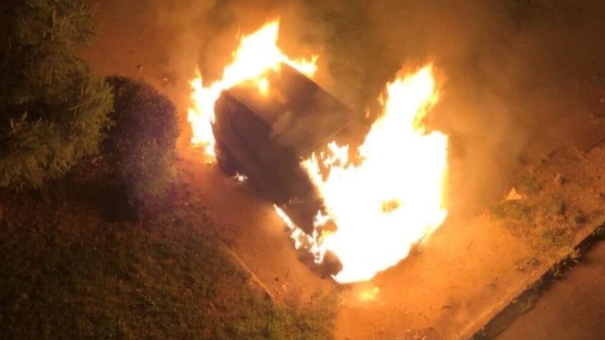 Gori automobil nasred ulice u Zemunu - Blic