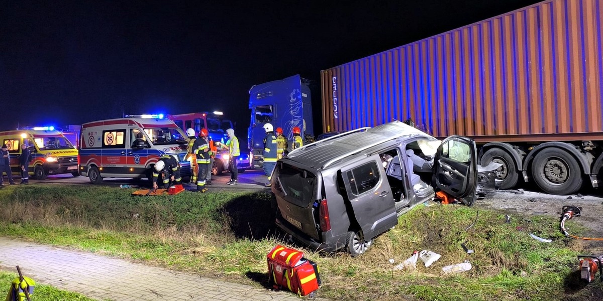 Potworny wypadek pod Sochaczewem. Dwie osobówki wbiły się w tira Potworny wypadek pod Sochaczewem. Dwie osobówki wbiły się w tira