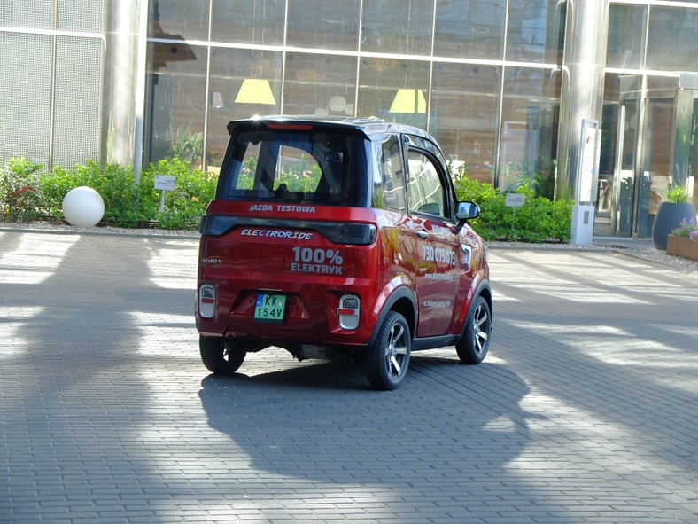 Electroride Futuri 4 to mikrosamochód od 14 roku życia. Jest wąski, elektryczny i niedrogi. Jak ...