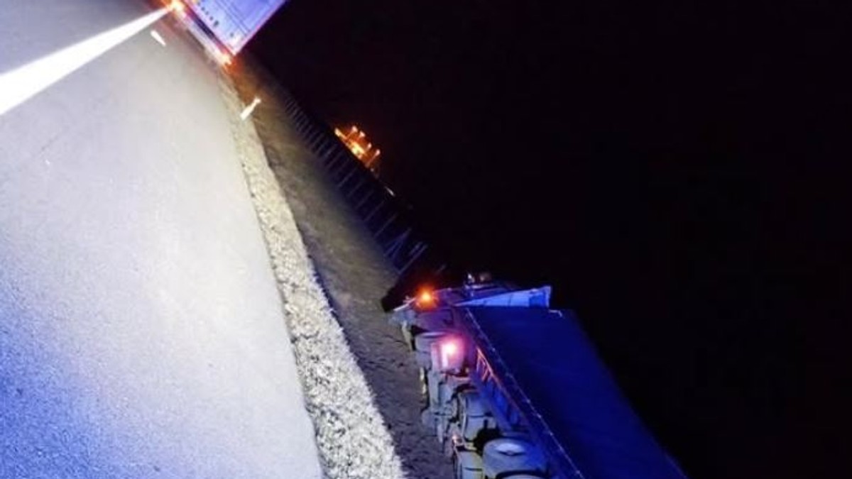 Saobraćajna nesreća kod Žednika: Prevrnuo se kamion na auto-putu - Blic