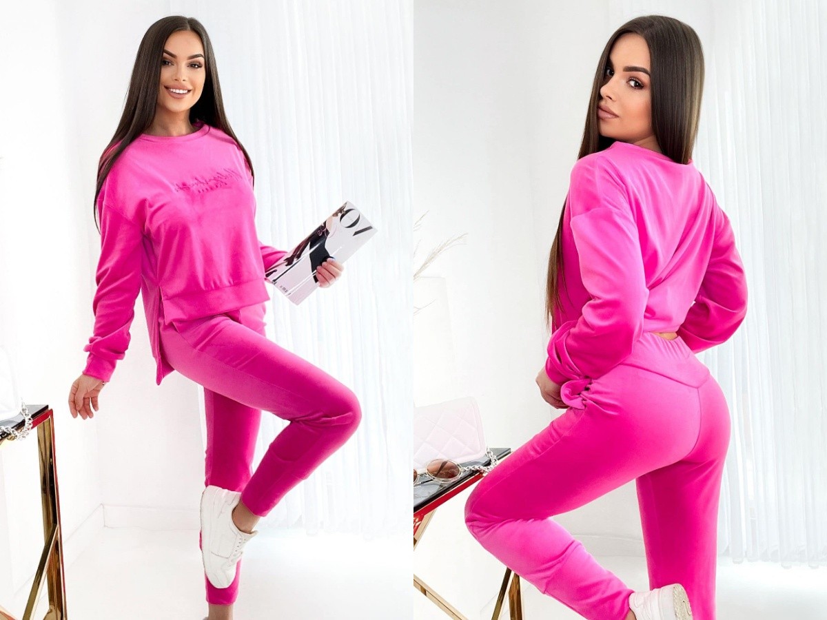 Ten fuksjowy komplet z weluru robi furorę wśród 50-latek. Kolor ...