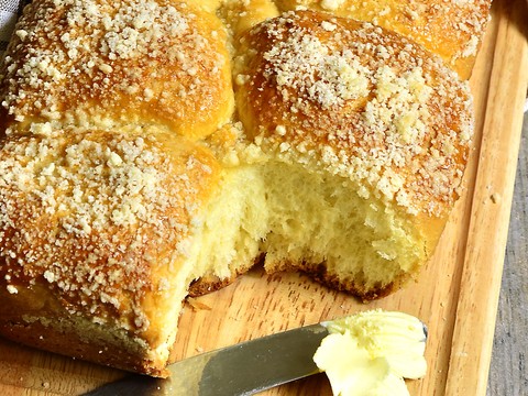 Ciasto drożdżowe z kruszonką (drożdżówka) - przepis - Onet Gotowanie