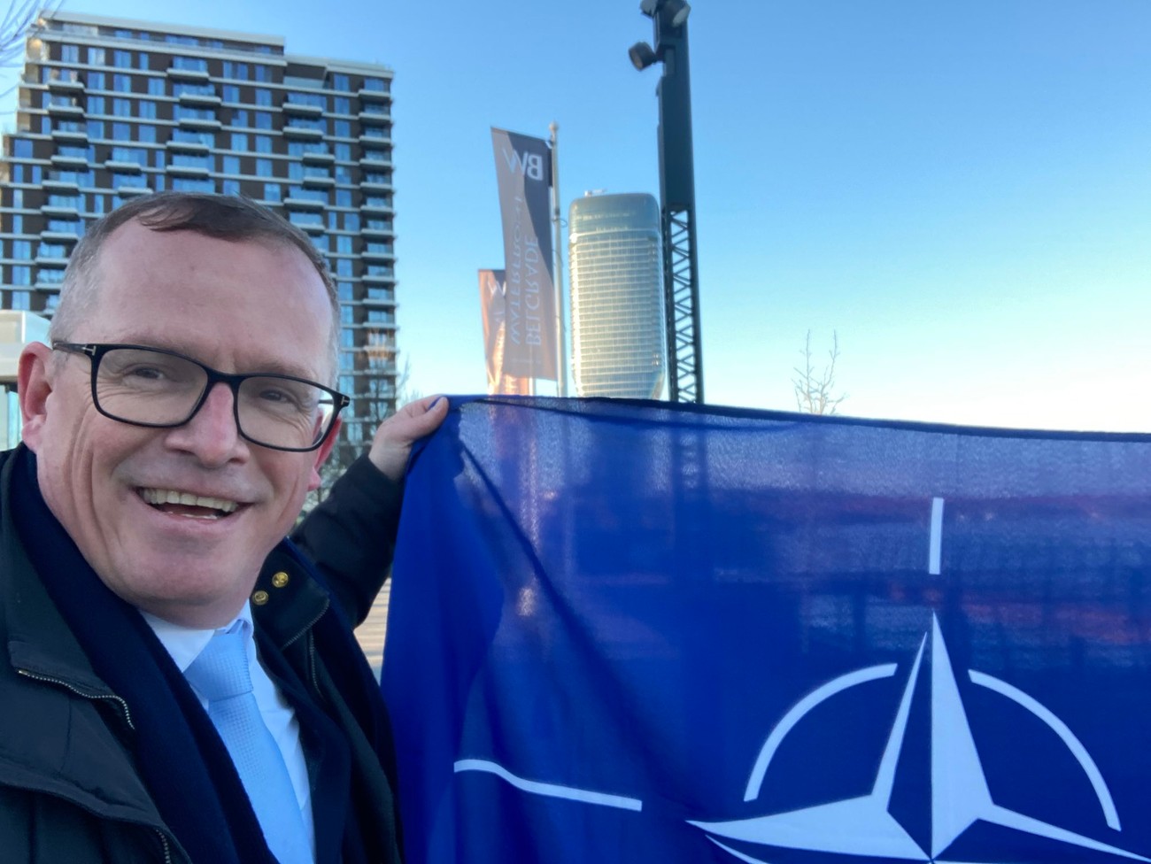 Austrijski provokator usred Beograda zahvaljuje NATO na oslobađanju ...