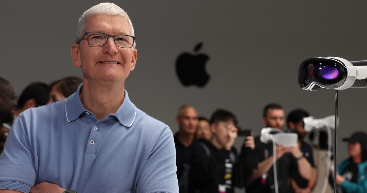 Tim Cook has finally been photographed wearing Apple's new face ...