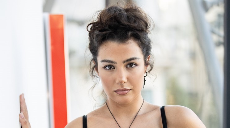 Tóth Andi sminknélküli, szexi szemüveges képet osztott meg magáról - Blikk