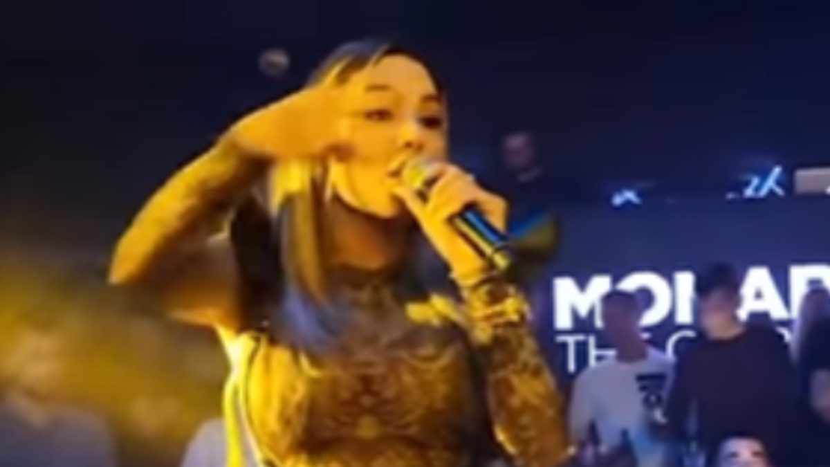 Sandra Afrika nastupala samo u tangama: Cela zadnjica se vidi, publika šokirano gledala - Blic